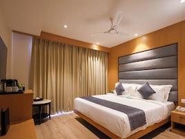Roupa de alta qualidade, minibar, cofre no quarto, secretária