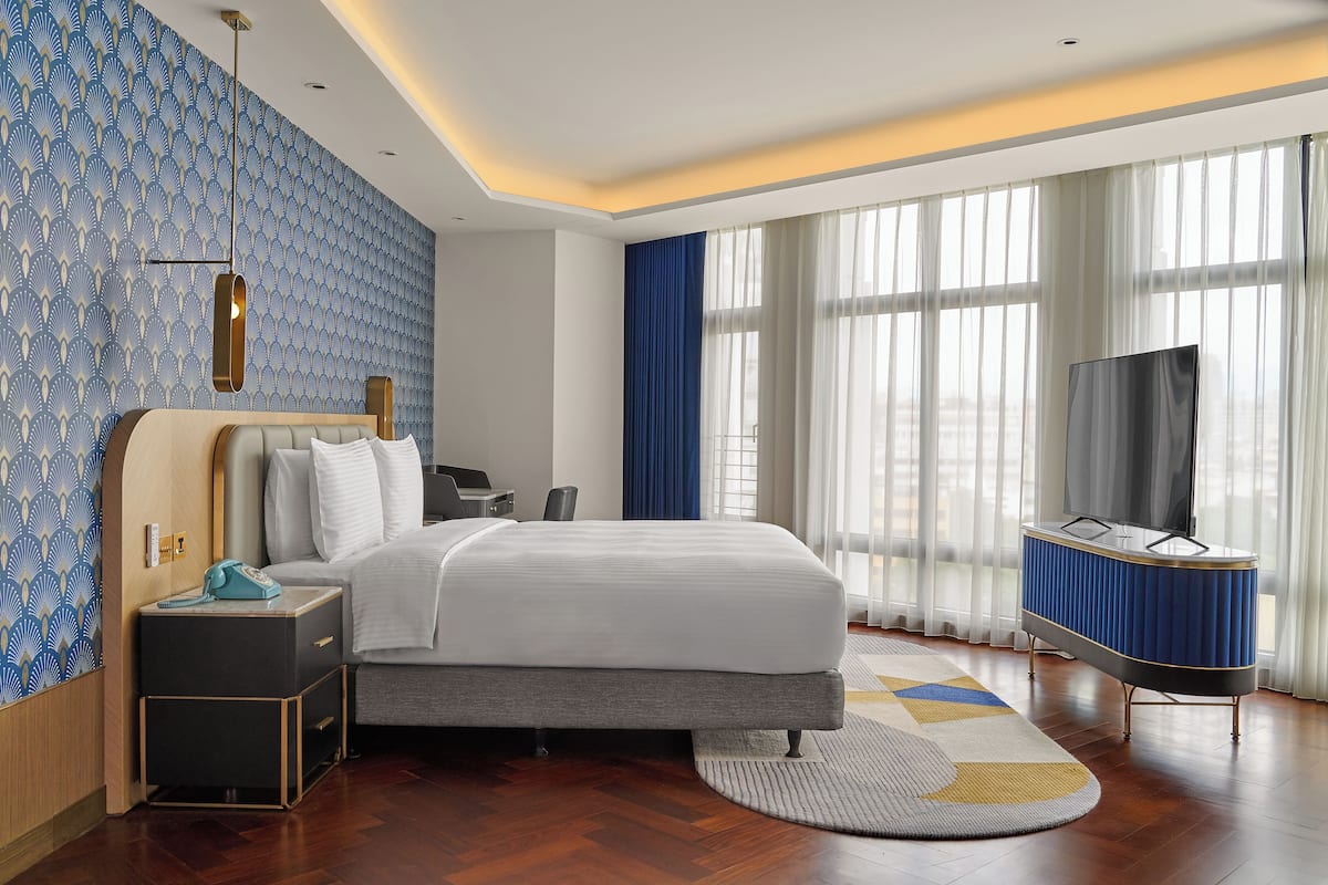 Quarto Duplo Cidade | Minibar, cofre no quarto, secretária, cortinas/cortinados opacos