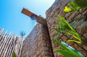 Banheira e chuveiro separados, produtos de toalete grátis