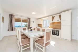 Apartamento luxo, vista para o mar | Opções para refeição no quarto
