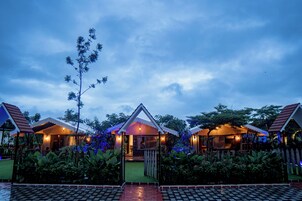 Fachada do alojamento (tarde/noite)