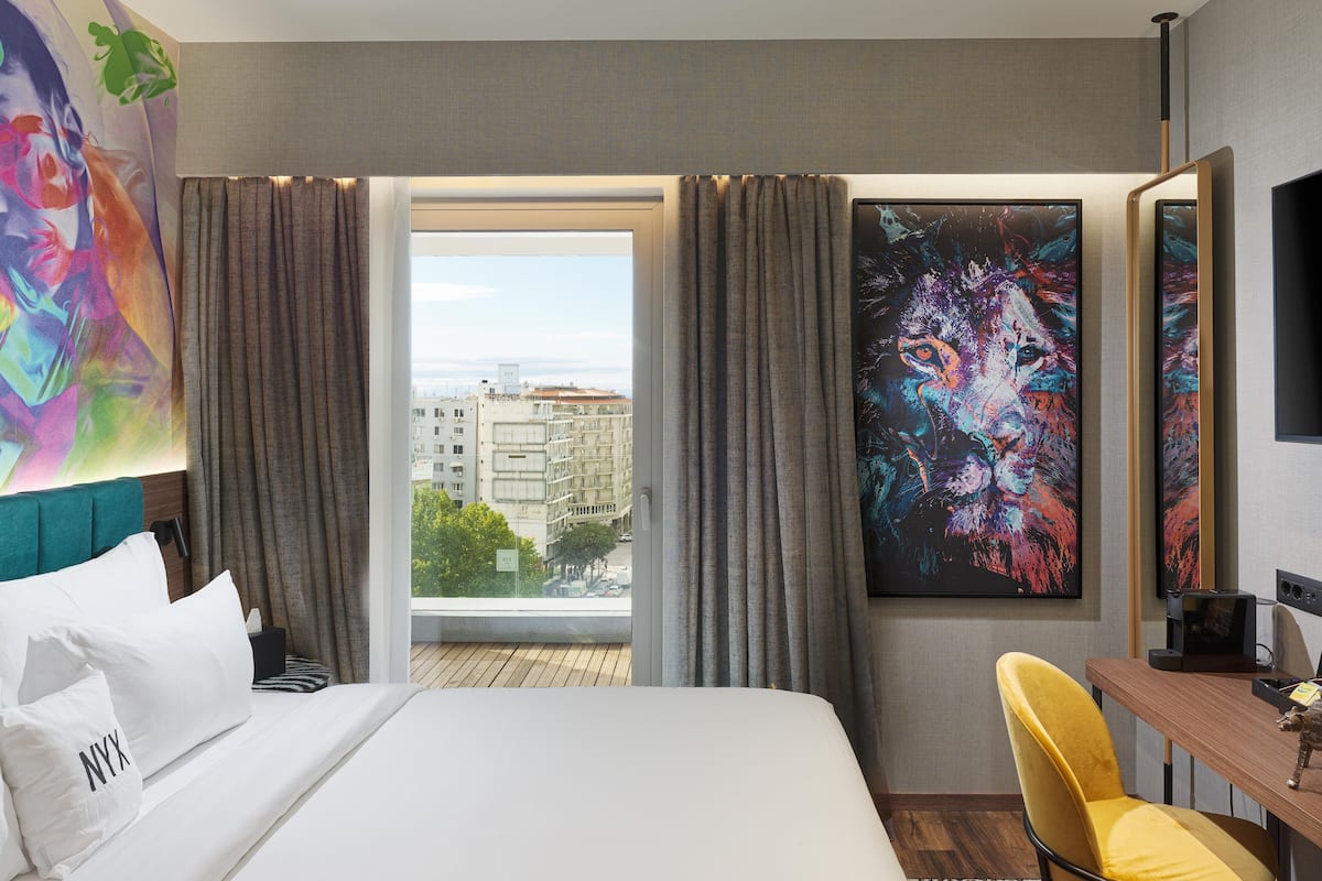 Deluxe Room with Business Lounge Access | 1 quarto, minibar, secretária, Wi-fi grátis