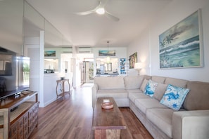 Condo, 2 quartos | Área de estar | Smart TV