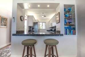 Condo, 2 quartos | Cozinha privada | Geladeira, fogão, cafeteira/chaleira, torradeira