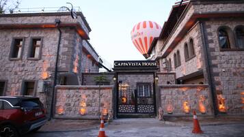 Fachada do alojamento (tarde/noite)