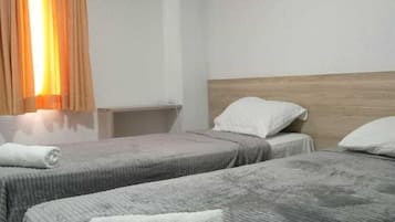 Quarto econômico | Escrivaninha, Wi-Fi de cortesia