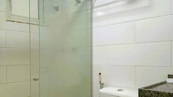 Quarto Duplo Económico | Casa de banho | Um polibã, toalhas fornecidas, sabão, champô