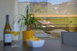 Apartamento Superior | Cofre com capacidade para portátil, secretária 