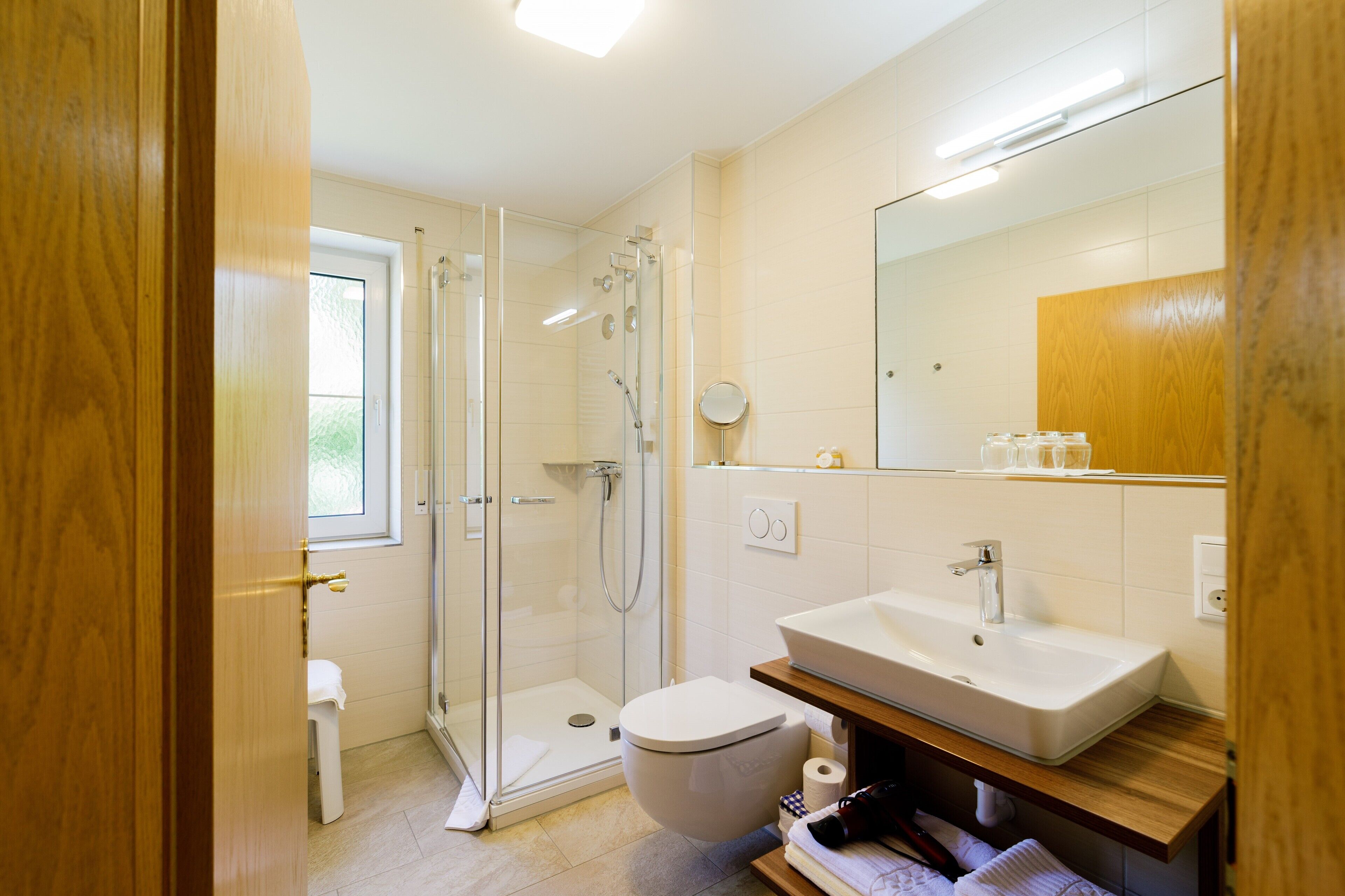 Apartamento Standard, vista para o jardim | Casa de banho | Um polibã, artigos de higiene pessoal grátis, um secador de cabelo 