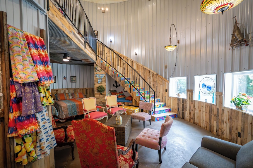 Sleeps 6 In A 2-story Grain Bins 2 Queen Beds 1 Queen Bunk & 2 Full Bathrooms. - Missouri