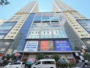 Um edifício de vários andares com letreiros comerciais, incluindo um cinema e um restaurante.