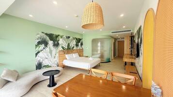 Quarto de hotel moderno com cama, mesa de jantar e um espelho grande.