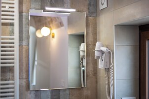Casa geminada luxo, vista para a cidade, no andar executivo | Banheiro | Chuveiro, secador de cabelo, toalhas de banho, sabonete