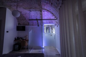 Casa geminada luxo, vista para a cidade, no andar executivo | Escrivaninha, espaço de trabalho para notebook, quartos à prova de som