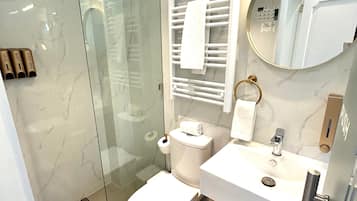 Quarto Individual Comfort, vista para o parque | Casa de banho | Um polibã, chinelos, toalhas fornecidas, sabão