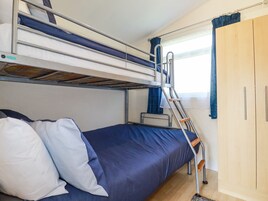 2 quartos, com decoração personalizada, com mobília individualizada 