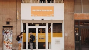 A building with a sign reading "ONEFAM RAMBLAS" and a welcome sign.