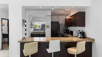 Villa Familiar | Cozinha privada | Uma cafeteira/bule, uma chaleira elétrica, uma torradeira