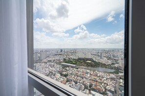 Apartamento Deluxe, 1 quarto, Vista para a cidade | Roupa de alta qualidade, camas de colchão viscoelástico, minibar
