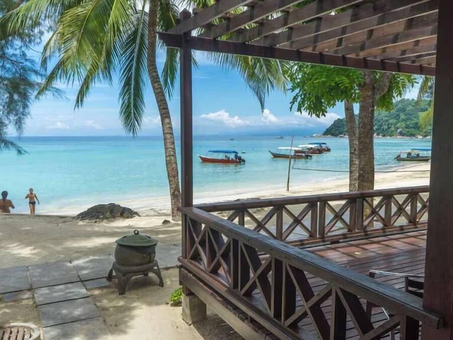 Na praia, areia branca