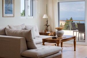 Villa Familiar, vista para o mar | Sala de estar | Smart TV de 50 de polegadas com canais via satélite, lareira, Netflix 