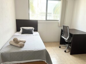 Quarto básico | Escrivaninha, espaço de trabalho para notebook, Wi-Fi de cortesia