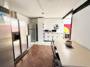 Micro-ondas, cooktop, talheres/pratos/utensílios de cozinha