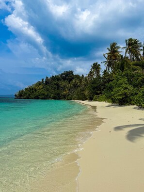 Na praia, areia branca, serviço de traslado de/para a praia 