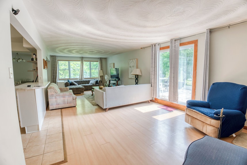 4-br Luxurious Lake-house. - Kingston