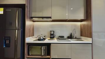 Apartamento conforto, vista para a cidade | Cozinha privada | Geladeira grande, micro-ondas, cooktop