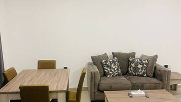 Suíte standard, sacada, vista para a cidade | Área de estar