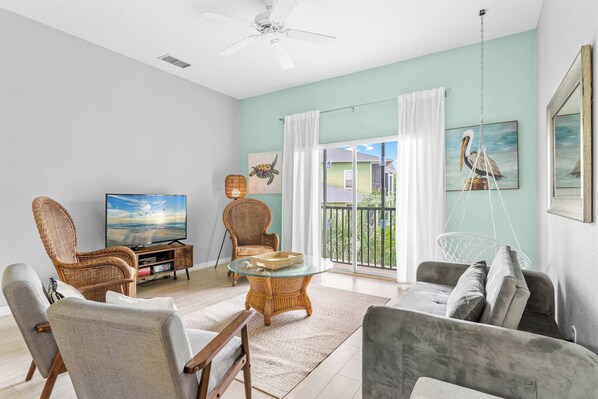 Apartamento em Condomínio Fechado, várias camas, varanda (Couilli Condo At Bahama Bay) | Sala de estar | Televisor de ecrã plano de 42 polegadas com canais digitais