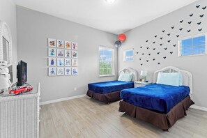 Apartamento em Condomínio Fechado, várias camas, varanda (Couilli Condo At Bahama Bay) | 3 quartos, com decoração personalizada, com mobília individualizada