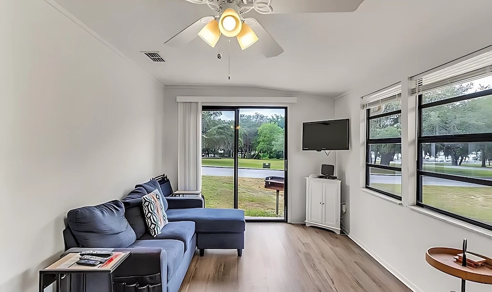 2 Br/2 Bath Clermont Cottage W/ Heated Olympic Pool/basketball/lake Access - Clermont