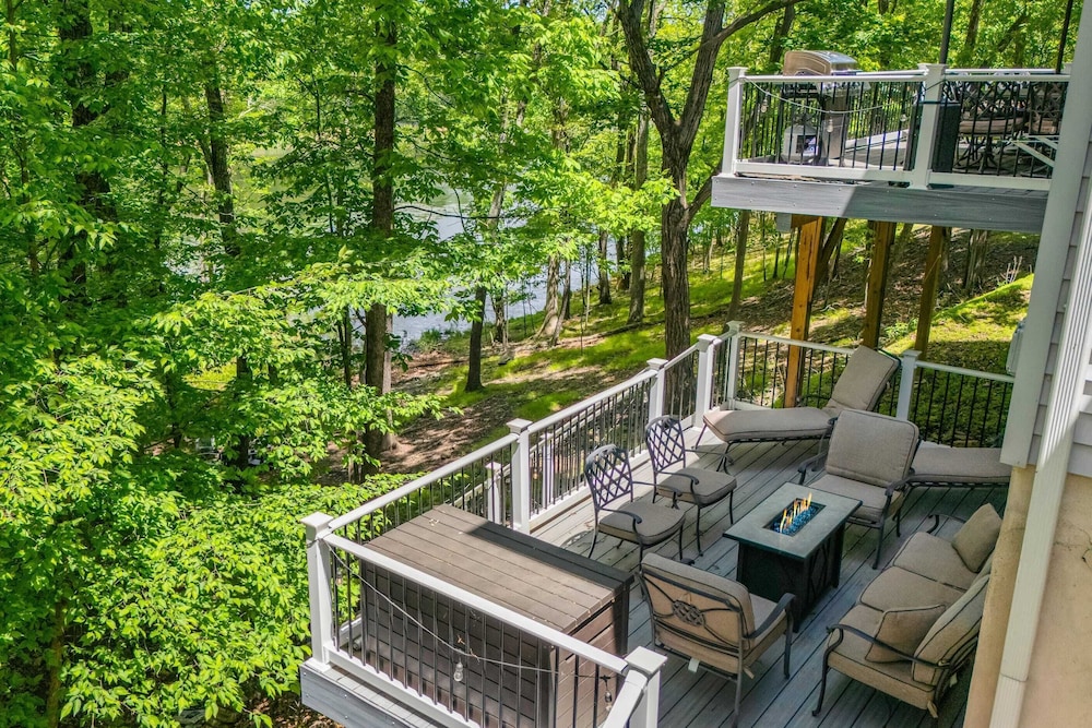 Lakeview Retreat W/ Kayaks, Game Room, Firepits Gated Community W/ Lake + Beach Access - East Stroudsburg, PA