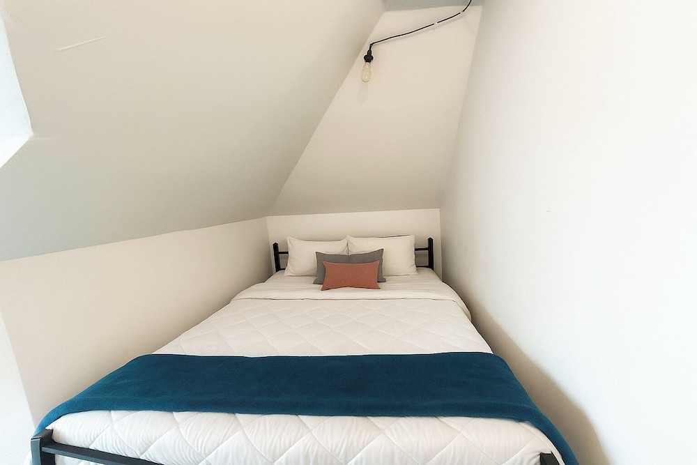 Detroit 6br House Wifi, Parking, Pet Friendly - Detroit, MI