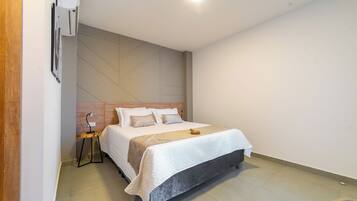 Quarto casal conforto, 1 cama Queen | Cofres nos quartos, escrivaninha, espaço de trabalho para notebook
