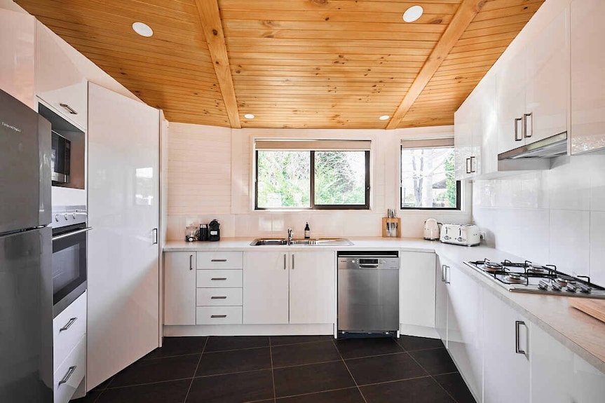 2 Bedroom Charming Timber Yurt - Canberra