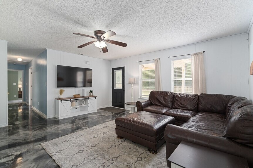 Pet Friendly Home In The Heart Of Crestview - Crestview, FL