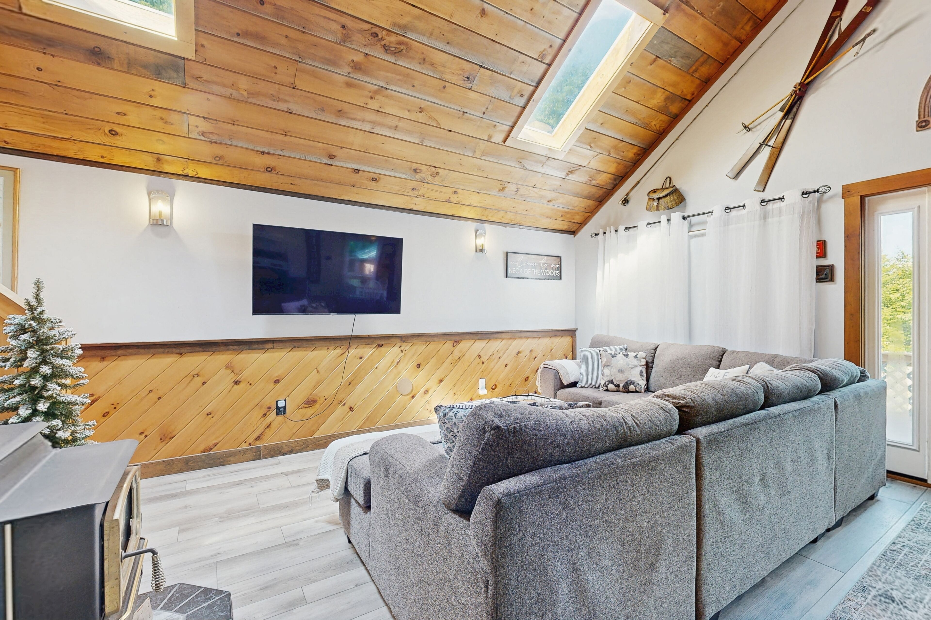 Scenic Retreat With A Spacious Deck, Gas Fireplace, And Moosehead Lake Views - Greenville, ME