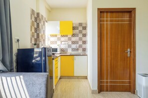 Estúdio, Vista para a cidade | Kitchenette privada | Um frigorífico, um micro-ondas, um forno, uma máquina de lavar louça 
