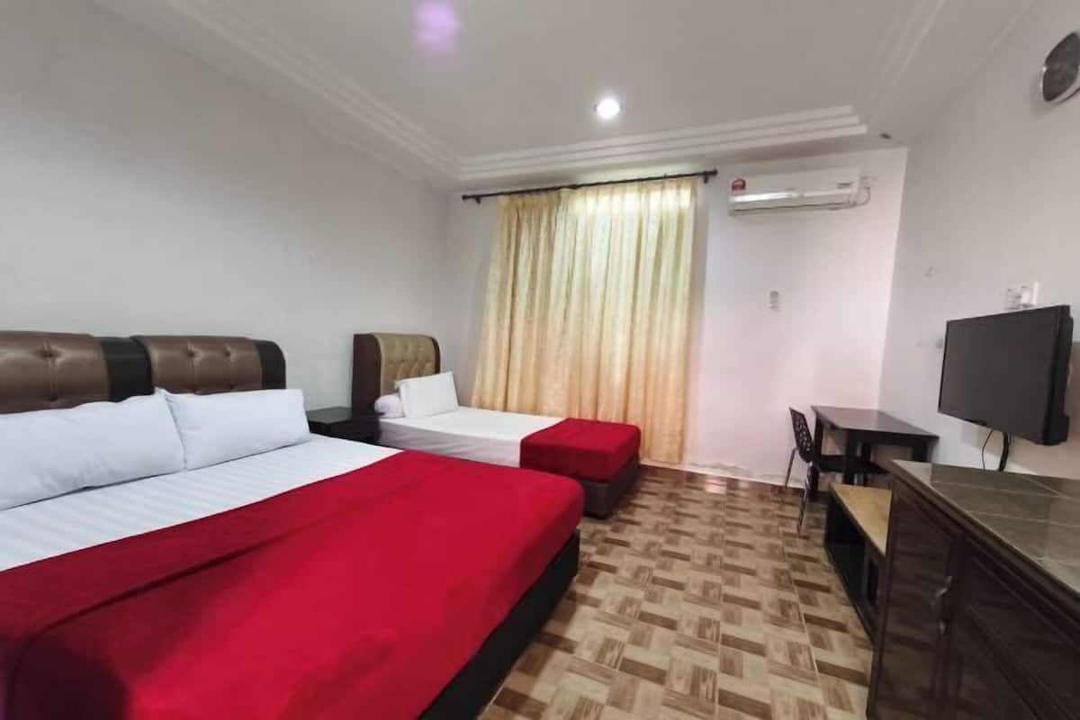 Escrivaninha, quartos à prova de som, Wi-Fi de cortesia, roupa de cama
