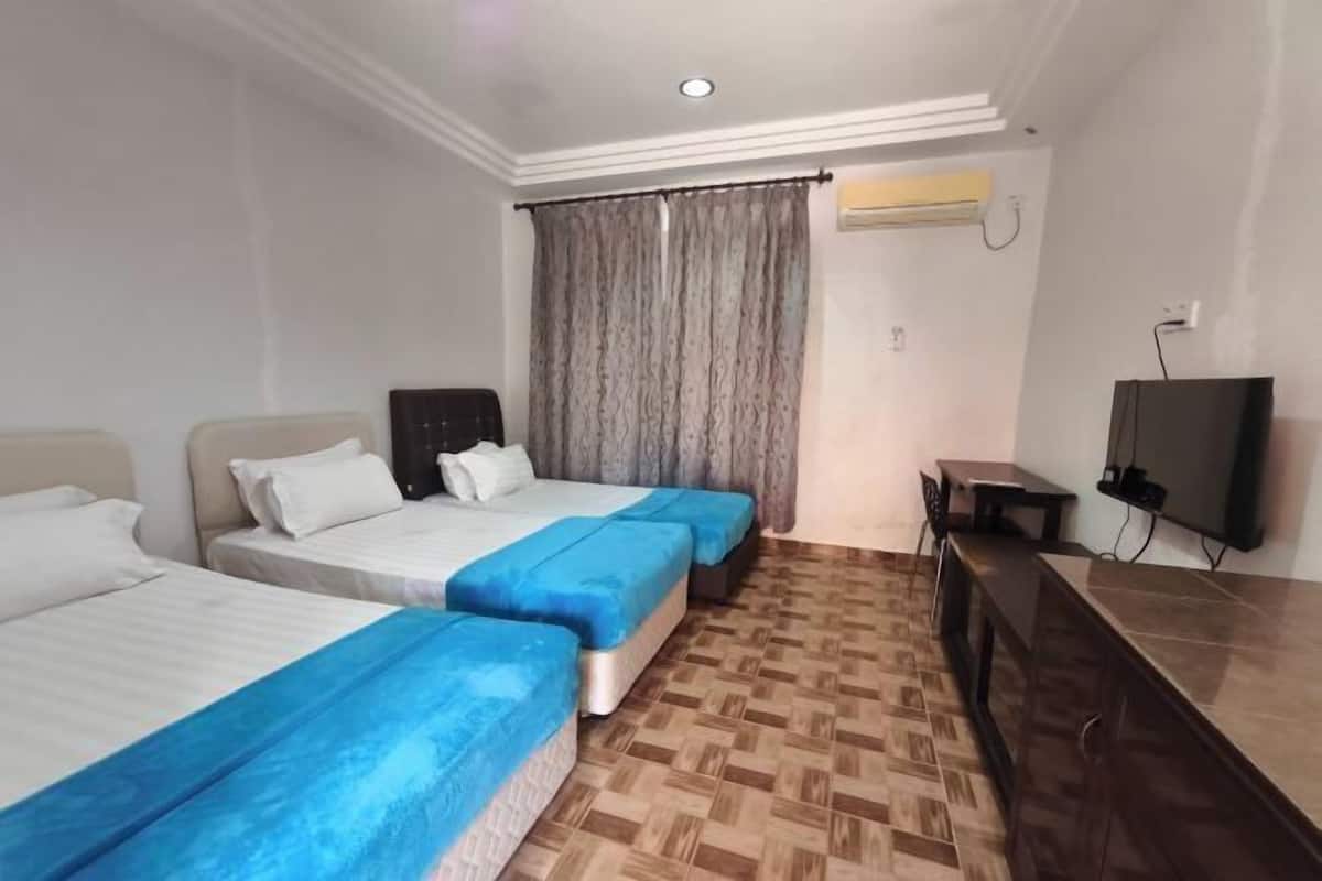 Escrivaninha, quartos à prova de som, Wi-Fi de cortesia, roupa de cama