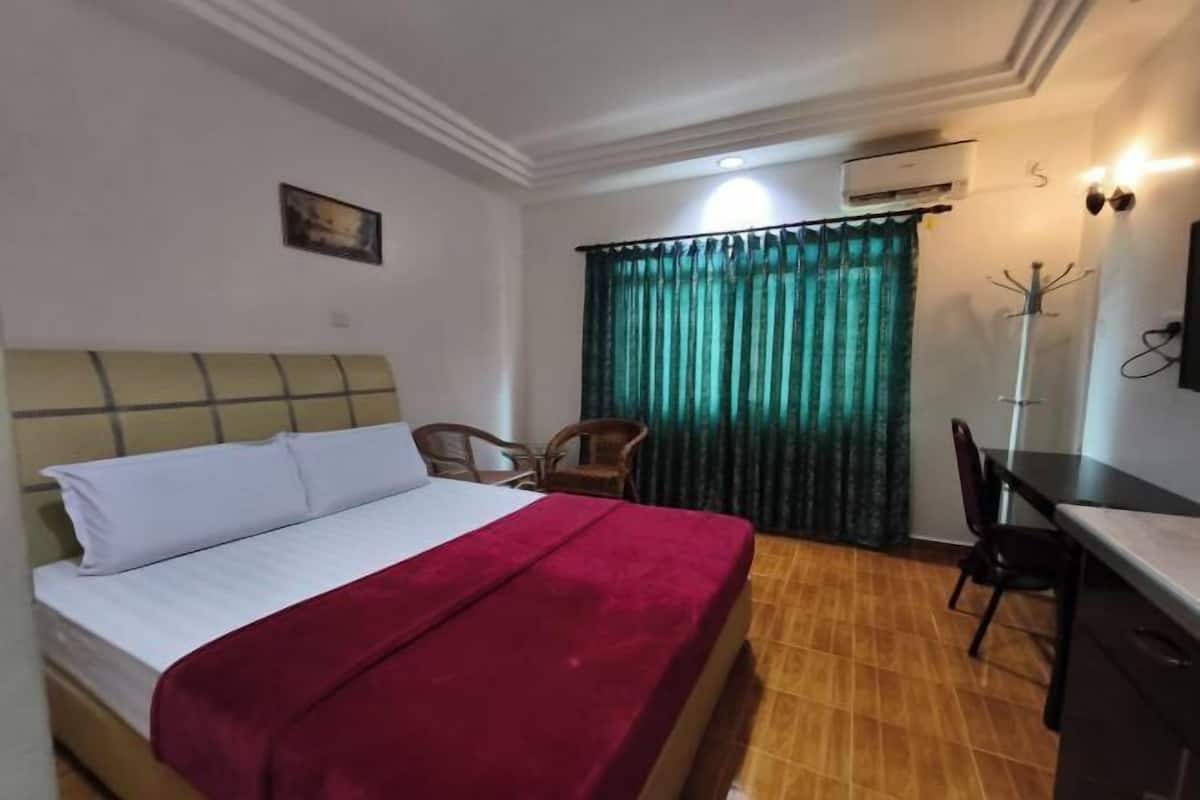 Escrivaninha, quartos à prova de som, Wi-Fi de cortesia, roupa de cama