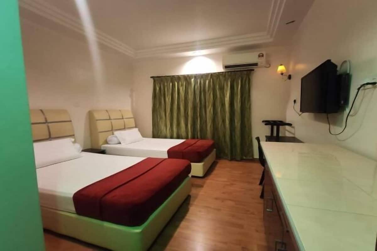 Escrivaninha, quartos à prova de som, Wi-Fi de cortesia, roupa de cama
