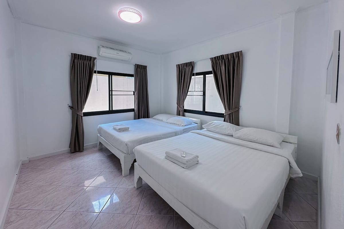 Vila standard | Frigobar, escrivaninha, Wi-Fi de cortesia, roupa de cama