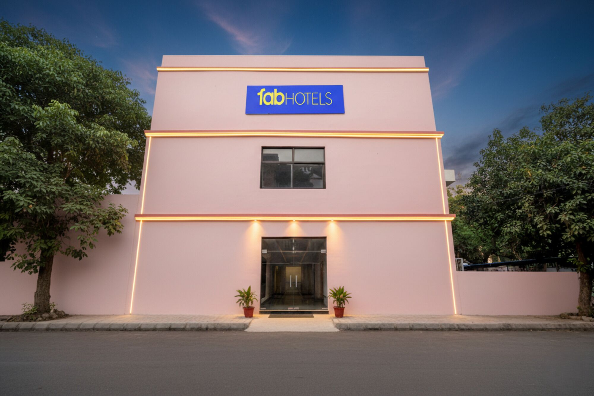 Um edifício moderno com uma placa no topo indicando 