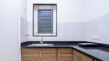 Estúdio, Vista para a cidade | Cozinha privada | Um frigorífico, um micro-ondas, um forno, uma máquina de lavar louça