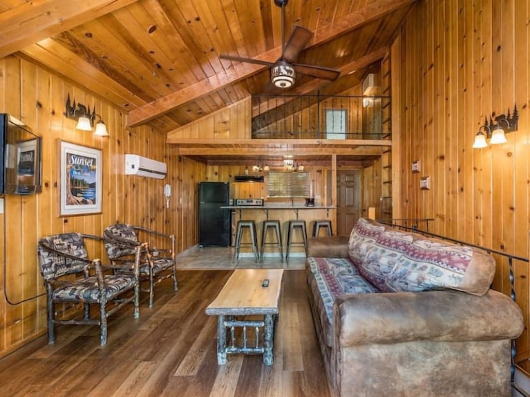 Lakeside Escape! Balcony, Pool | Near Nature Attractions | Pets Welcome! - Yosemite National Park, CA