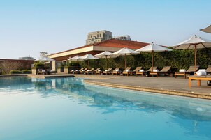 Piscina externa, funciona das 7h às 19h, guarda-sóis, espreguiçadeiras